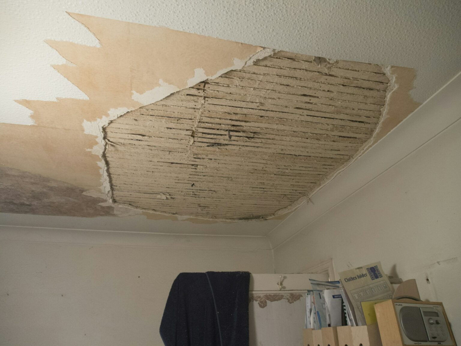 How Do You Tell If A Ceiling Contains Asbestos? - Global Asbestos Audits